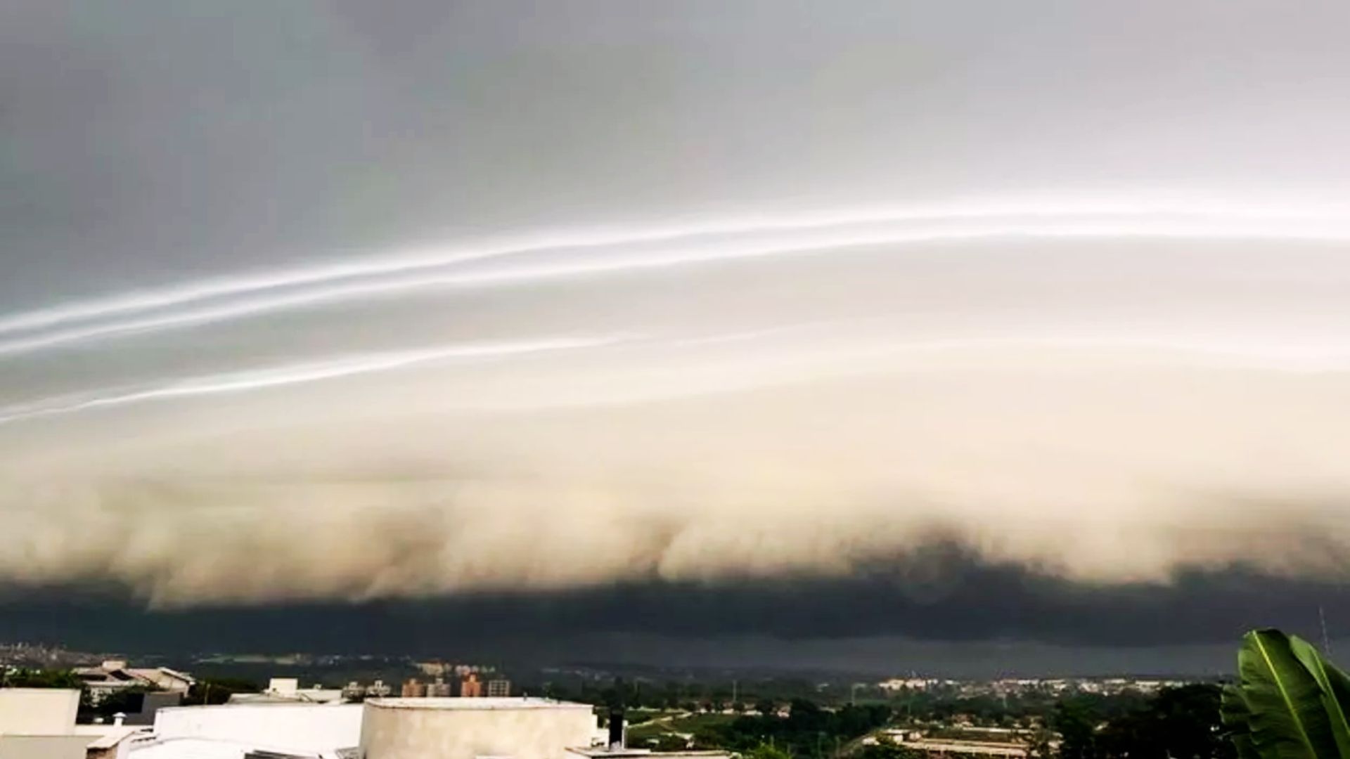 “Nuvem prateleira” impressiona no interior de São Paulo - Escola de Lucifer