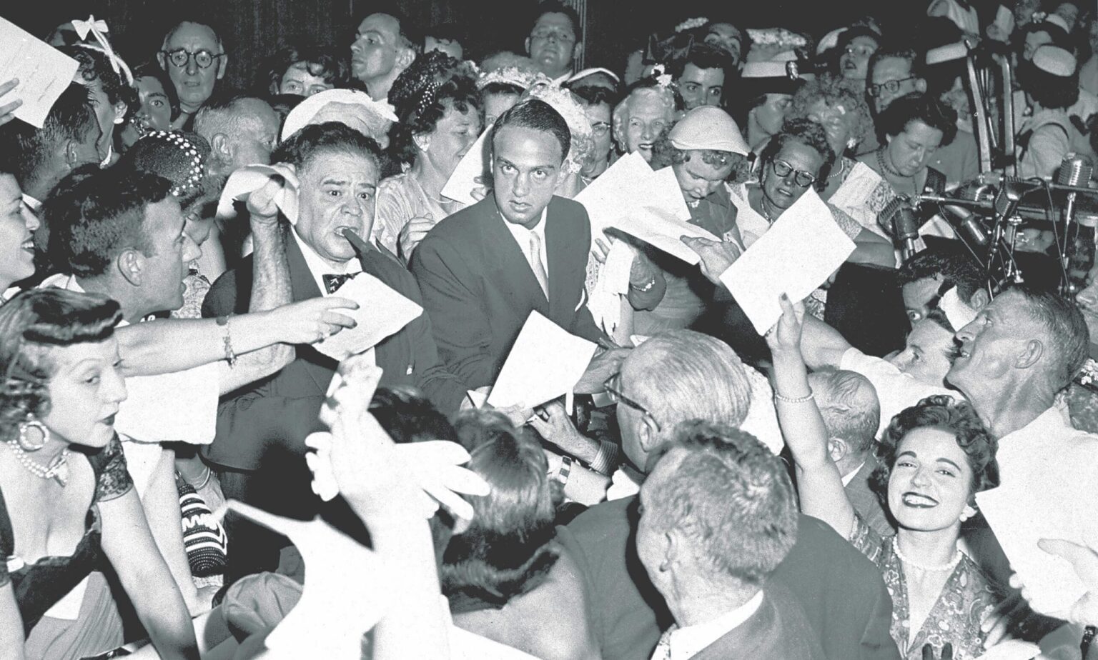 Roy Cohn não atuava apenas nos tribunais. Ele mantinha conexões ...